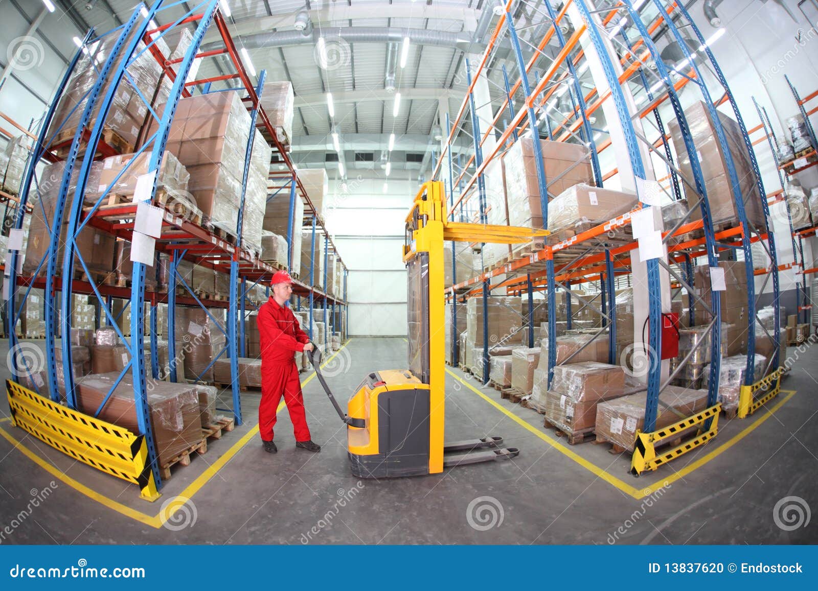 Manueller Gabelstaplerbediener Bei Der Arbeit Im Lager Stockfoto - Bild ...