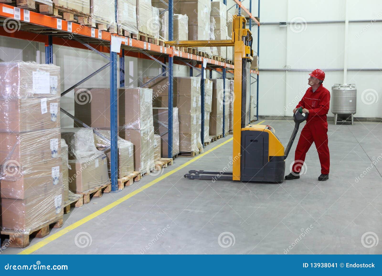 Manueller Gabelstaplerbediener Bei Der Arbeit Im Lager Stockbild - Bild ...