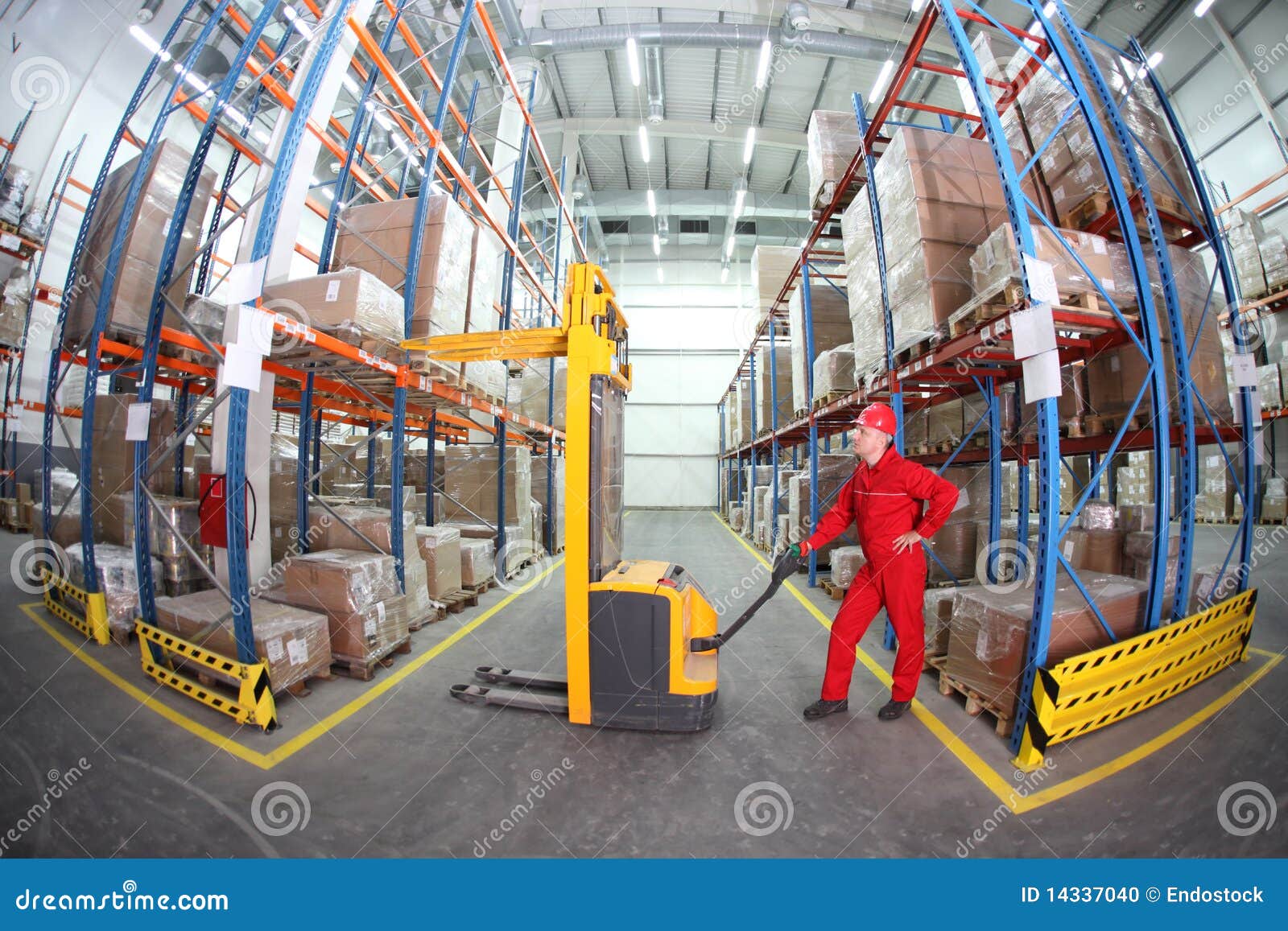 Manueller Gabelstaplerbediener Bei Der Arbeit Im Lager Stockfoto - Bild ...