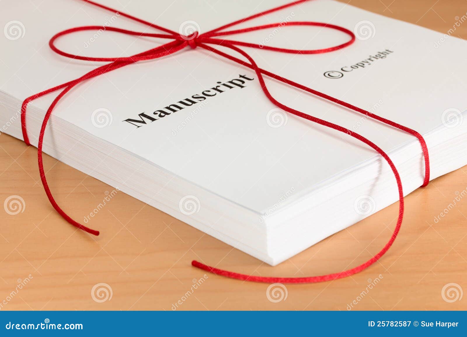 Manuskript Vom Autor Mit Roter Schnur Stockbild - Bild von papier ...