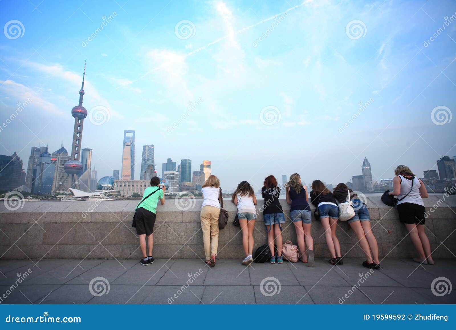 Many Foreign Vistor Standing by Yangzi River Looki Editorial ...