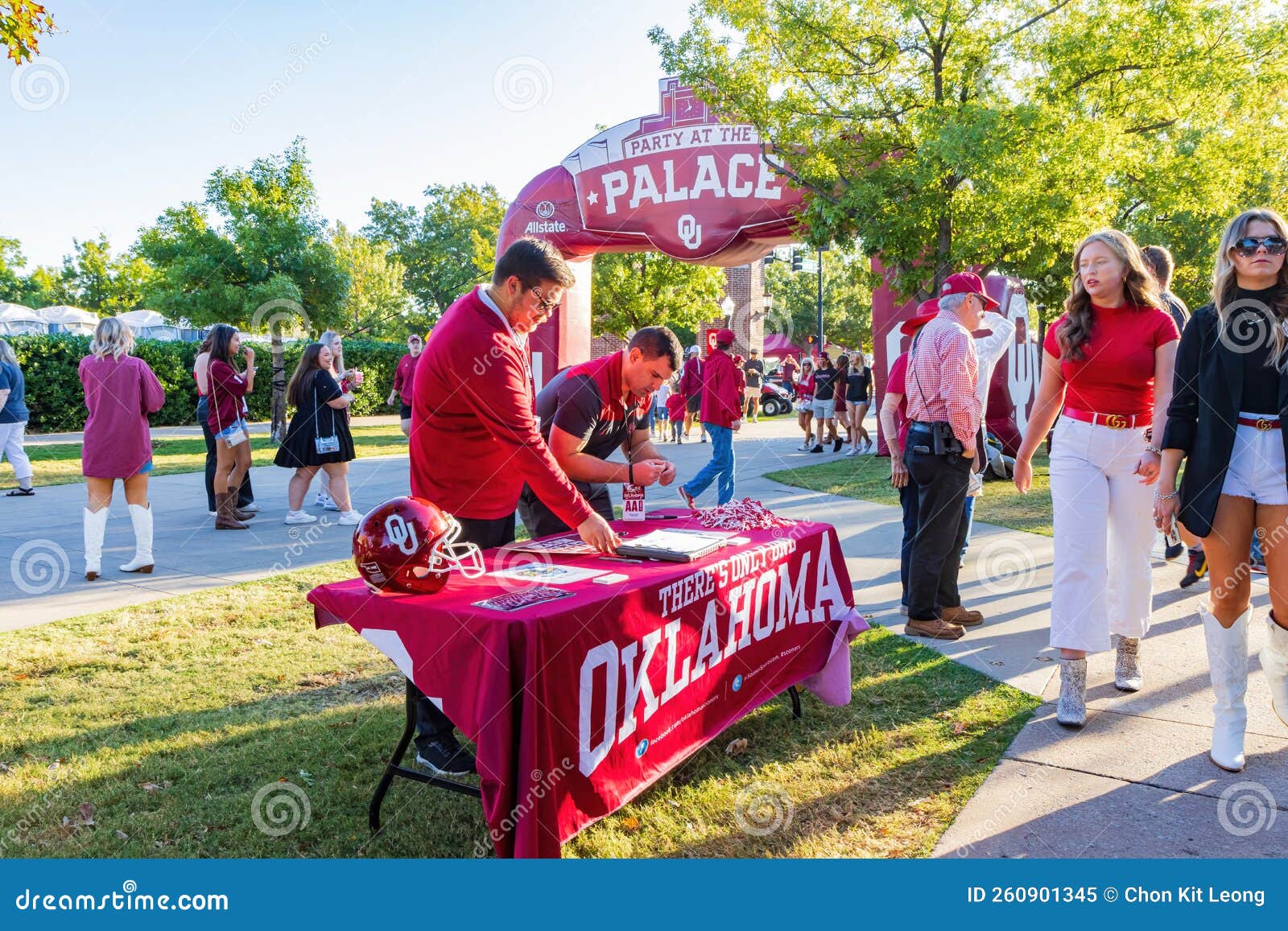 Many Visitor Join the Homecoming Parade Editorial Image - Image of ...