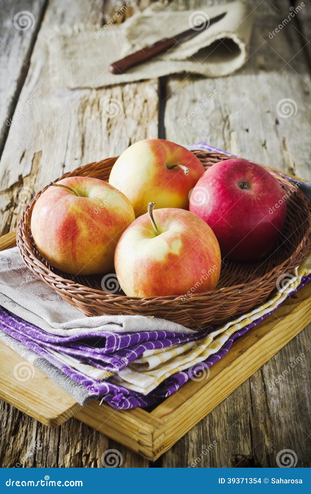 Manzanas en una cesta foto de archivo. Imagen de vegetariano - 39371354