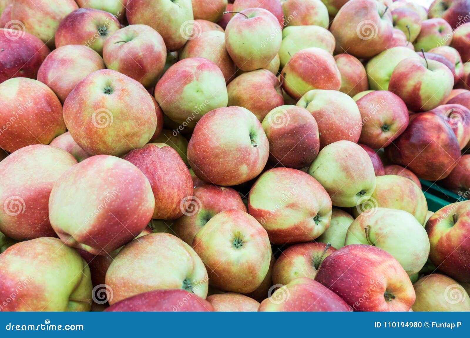 Manzanas Maduras En El Mercado Foto de archivo - Imagen de fondo ...