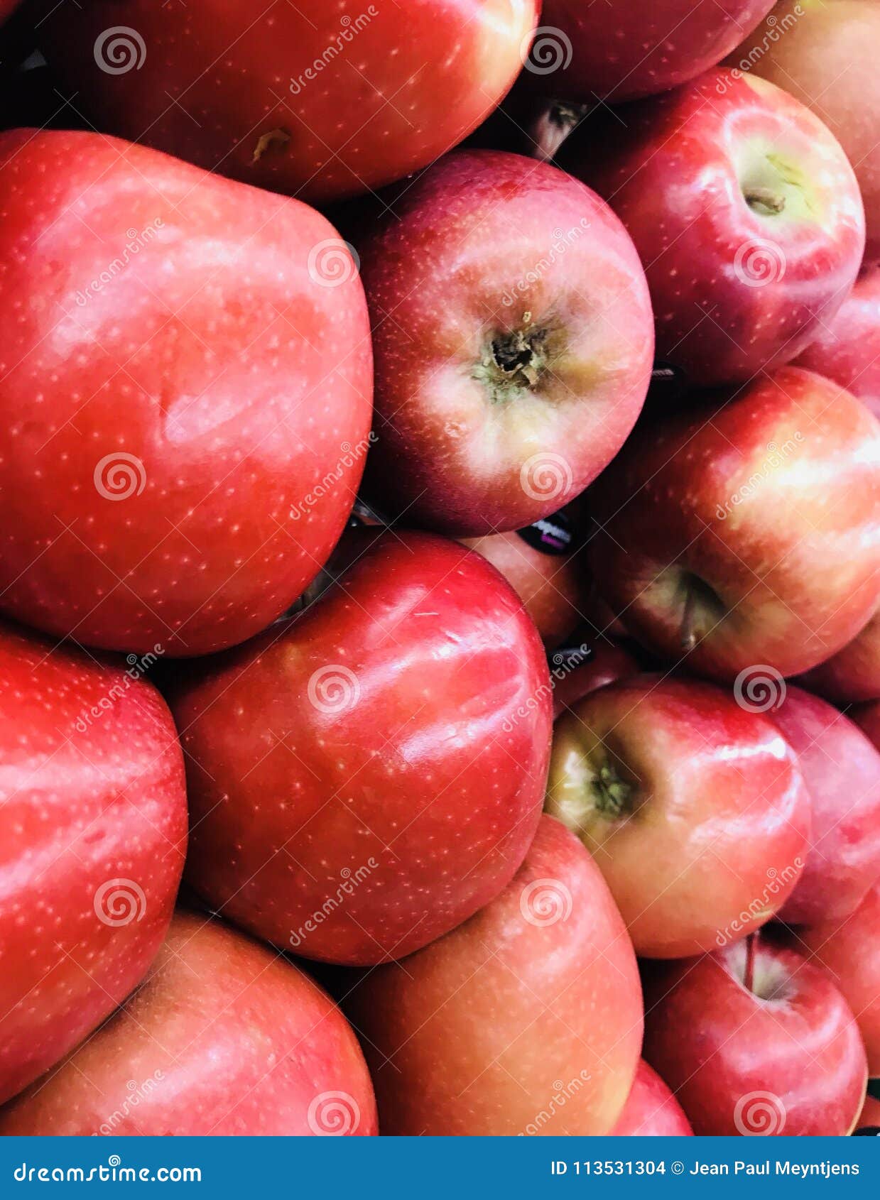 Manzanas rojas foto de archivo. Imagen de alimento, fruta - 113531304