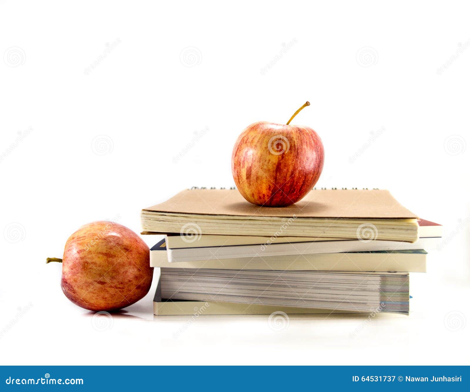 Manzanas Rojas Aisladas Con Los Libros Imagen de archivo - Imagen de ...