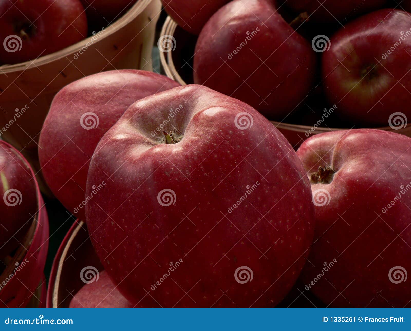 Manzanas Rojas En Cestas Redondas Imagen de archivo - Imagen de ...