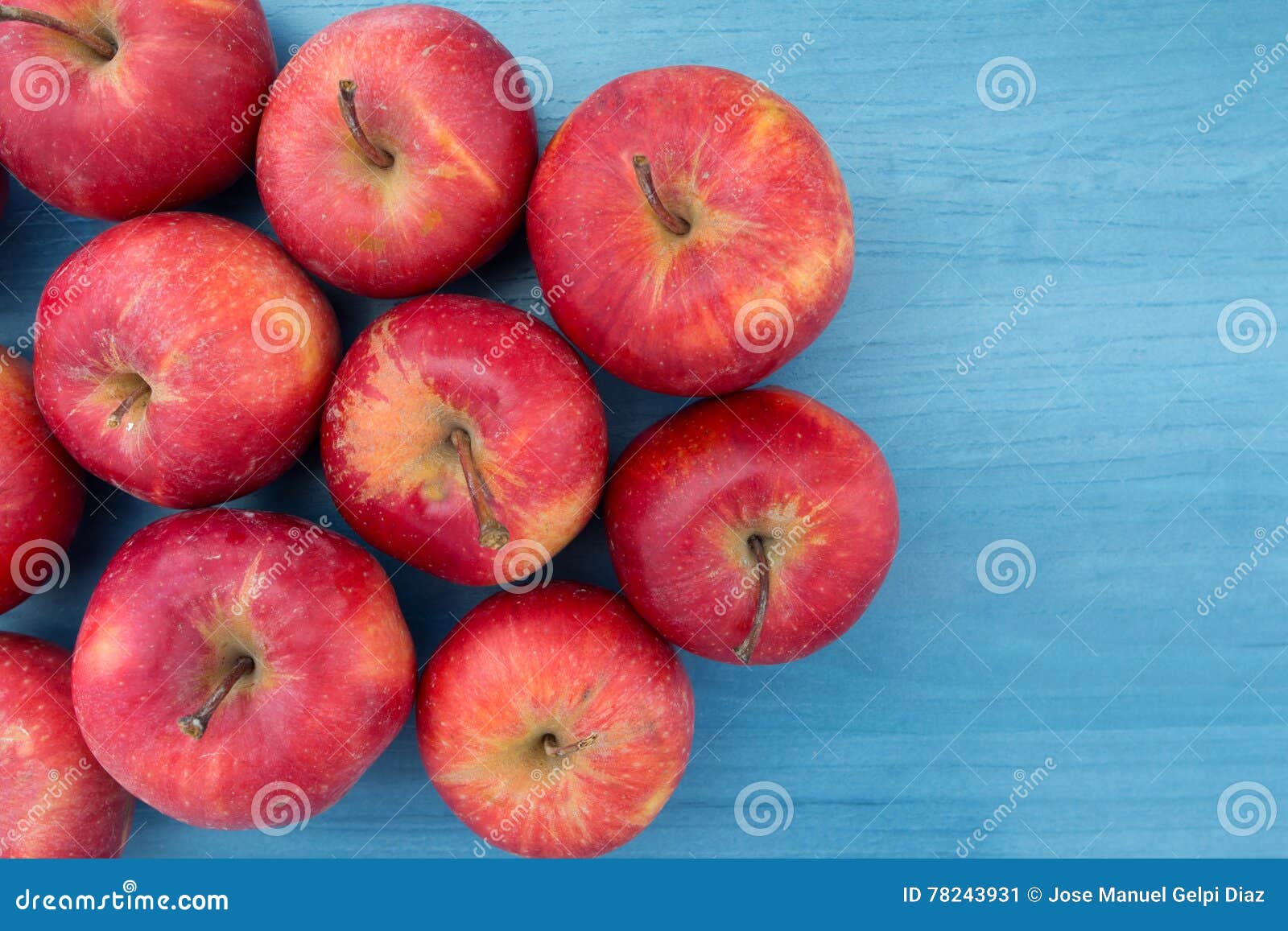 Manzanas Rojas En Una Tabla Azul Imagen de archivo - Imagen de postre ...