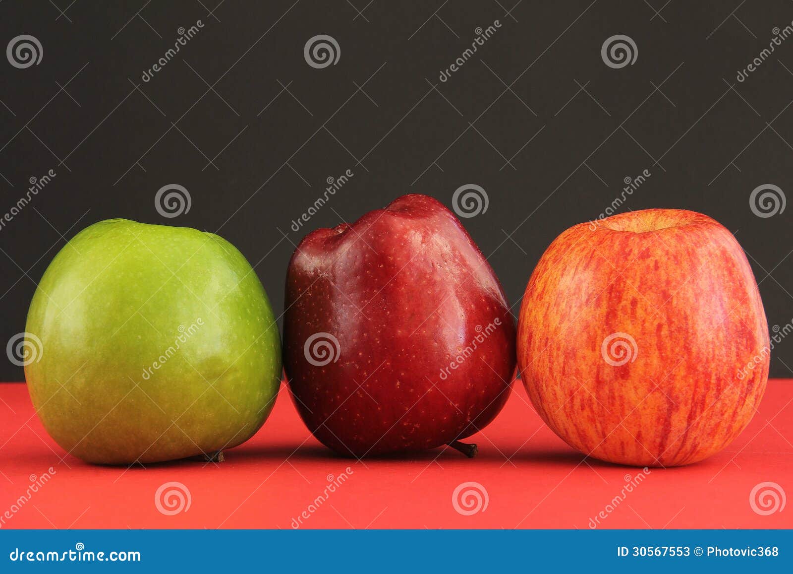 Manzanas rojas y verdes imagen de archivo. Imagen de color - 30567553