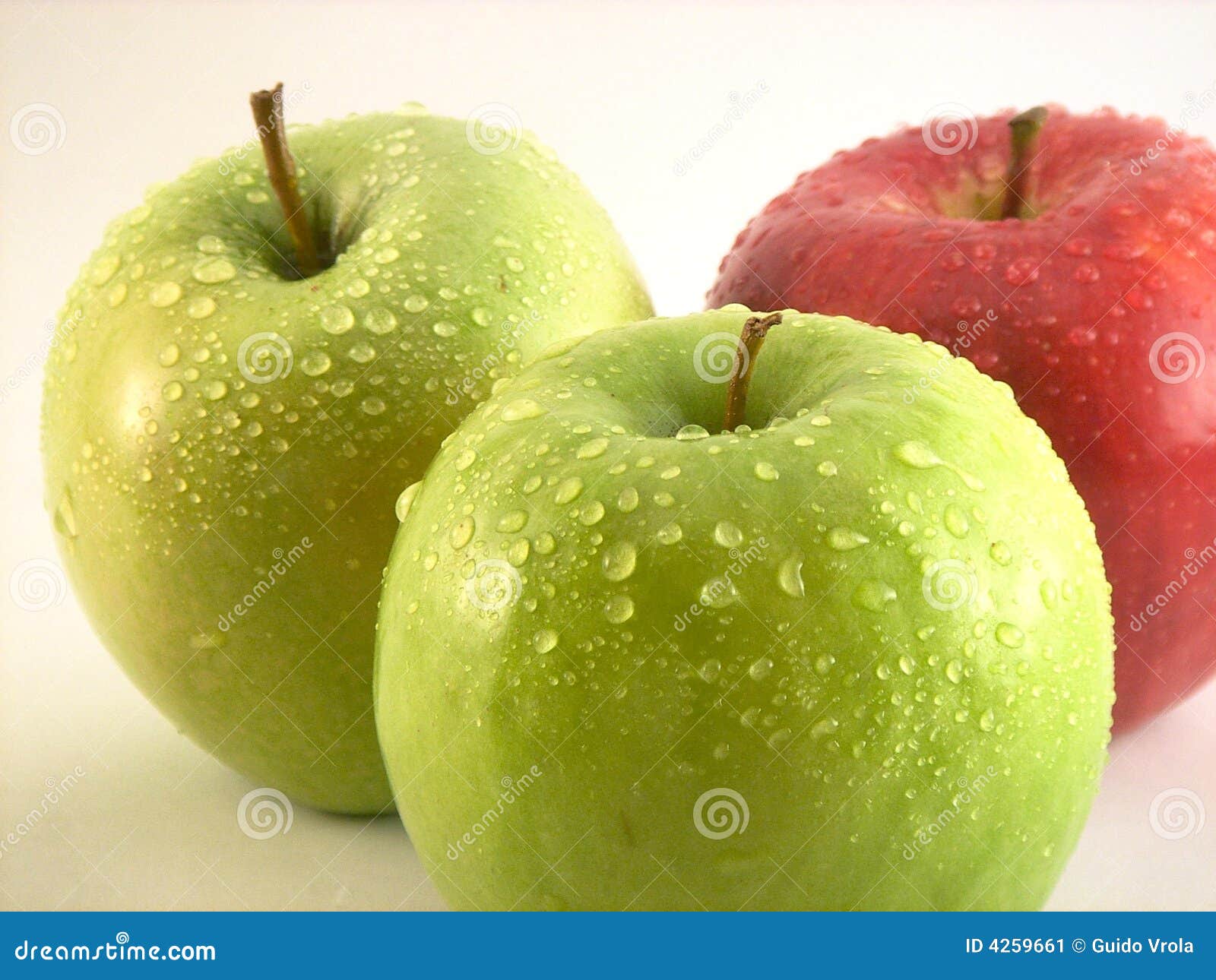 Manzanas rojas y verdes imagen de archivo. Imagen de delicioso - 4259661