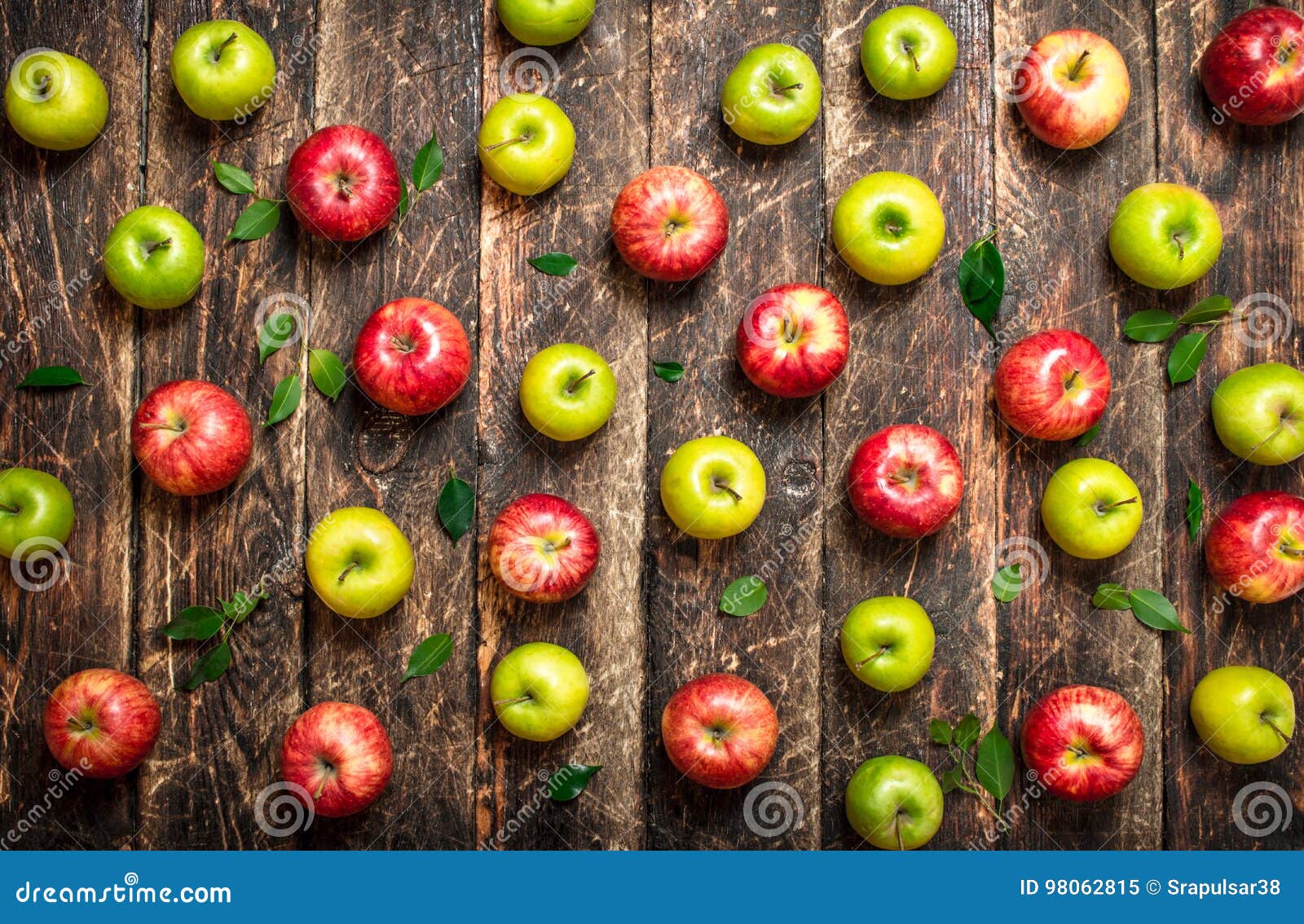 Manzanas rojas y verdes imagen de archivo. Imagen de hermoso - 98062815