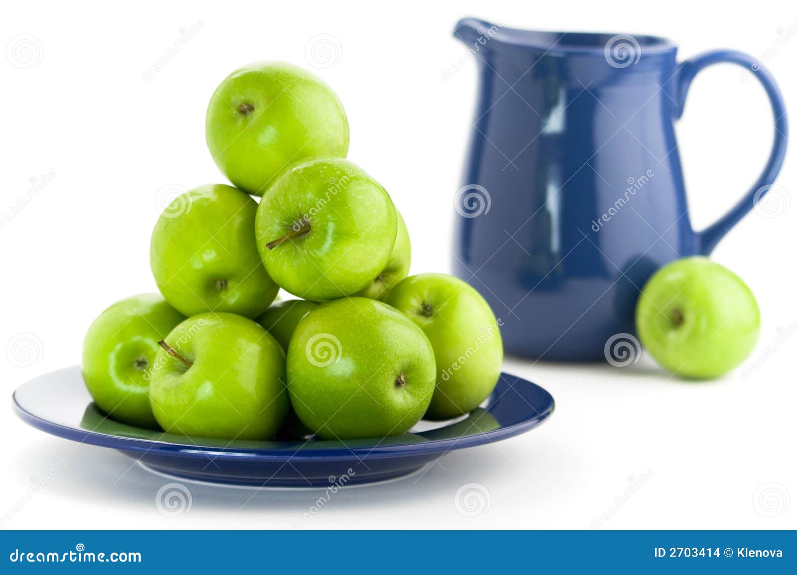 Manzanas Verdes Y Jarra Azul Foto de archivo - Imagen de generoso ...
