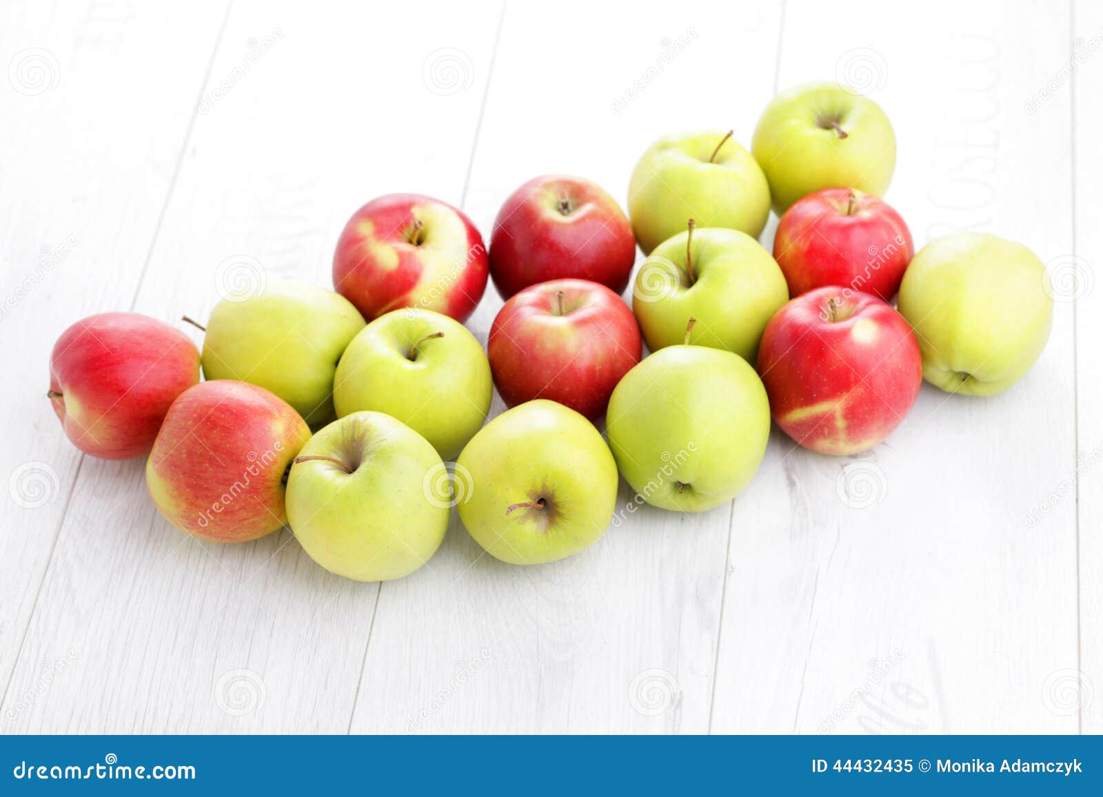 Manzanas verdes y rojas imagen de archivo. Imagen de bebida - 44432435