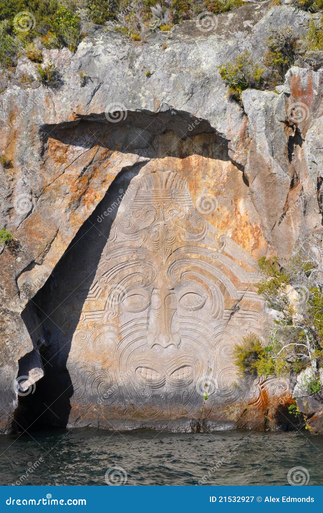 Maori Rock Carving editorial photography. Image of nature - 21532927