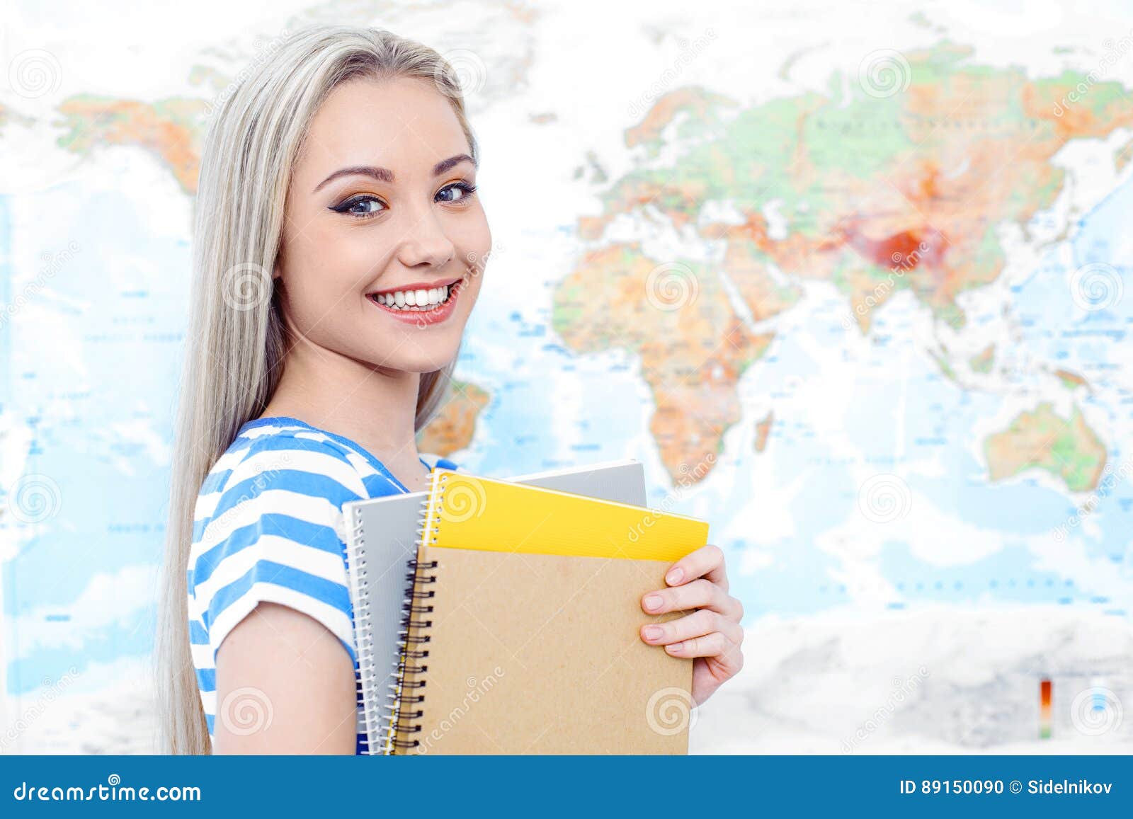 Mapa Cercano Hermoso De La Mujer Joven Foto de archivo - Imagen de ...