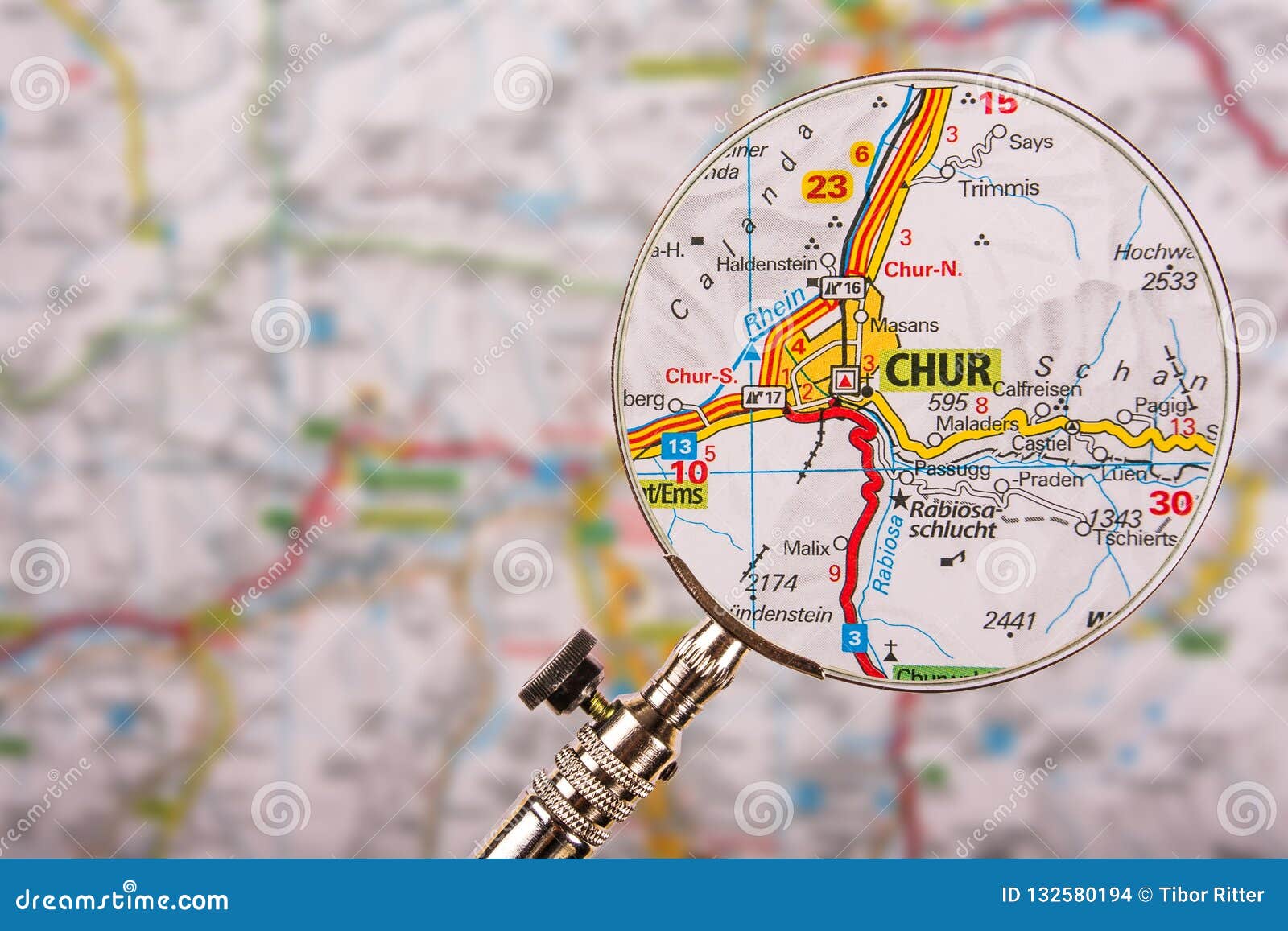 Mapa De Chur Com a Lupa Na Tabela Foto de Stock - Imagem de azul, vidro ...