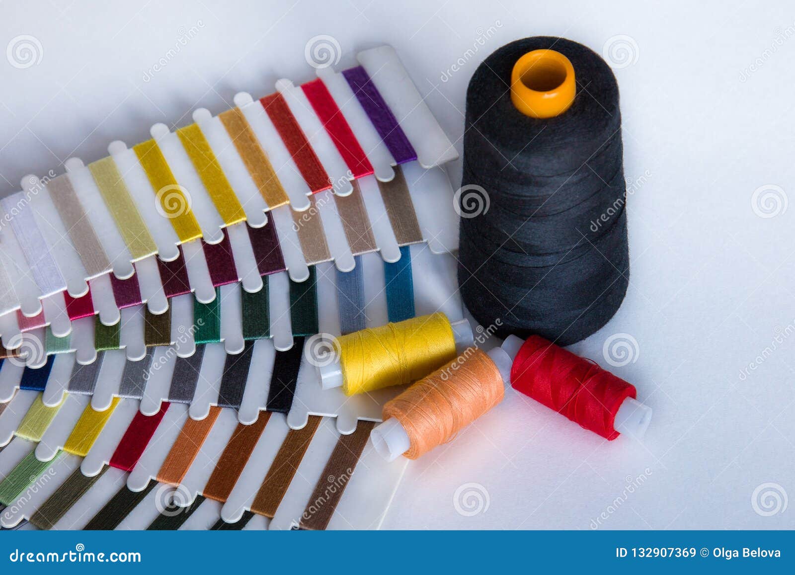 Mapa De Color Del Hilo Y De La Bobina Del Hilo Imagen de archivo ...