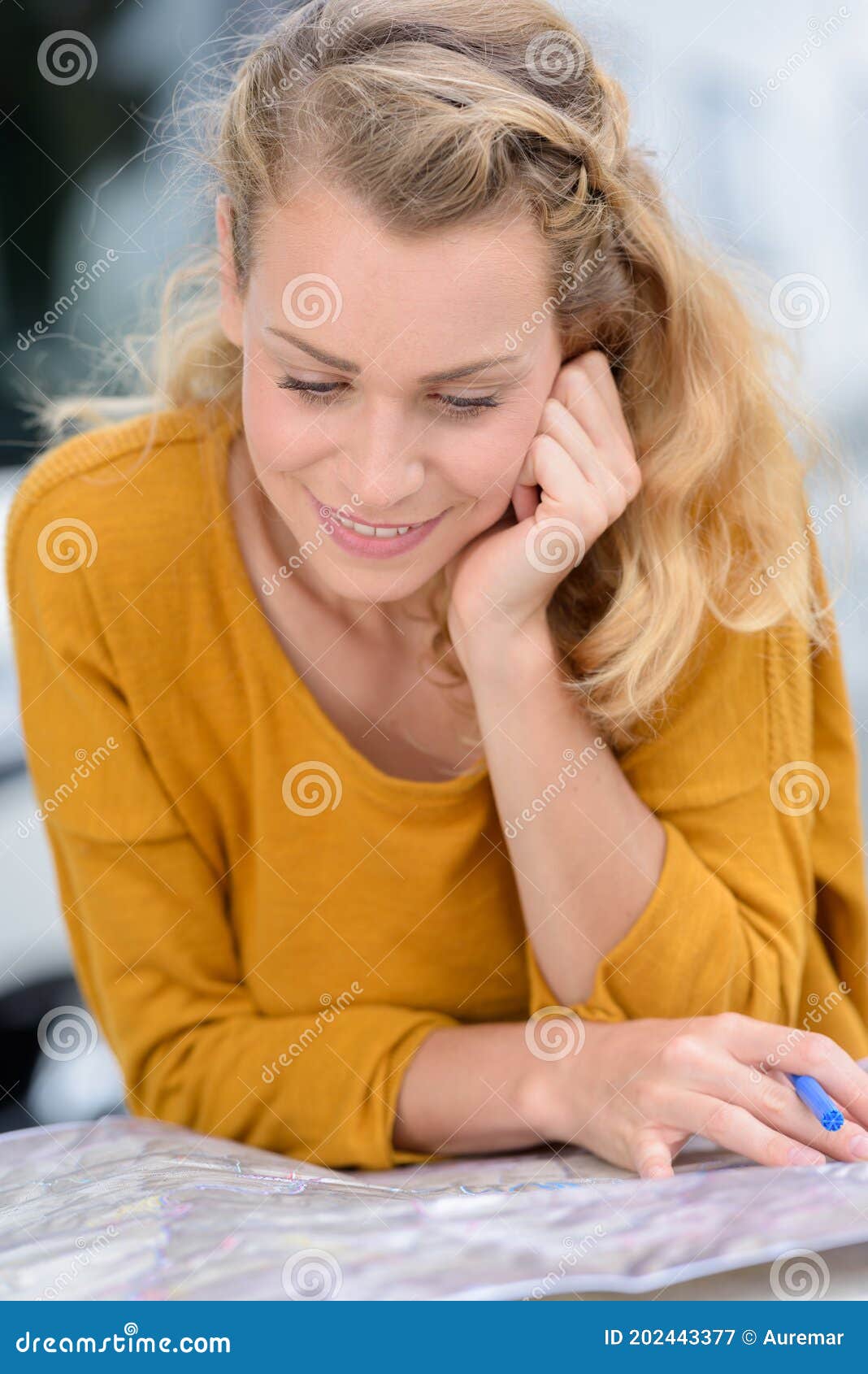 Mapa De Mulheres Checando No Campo Imagem de Stock - Imagem de ...