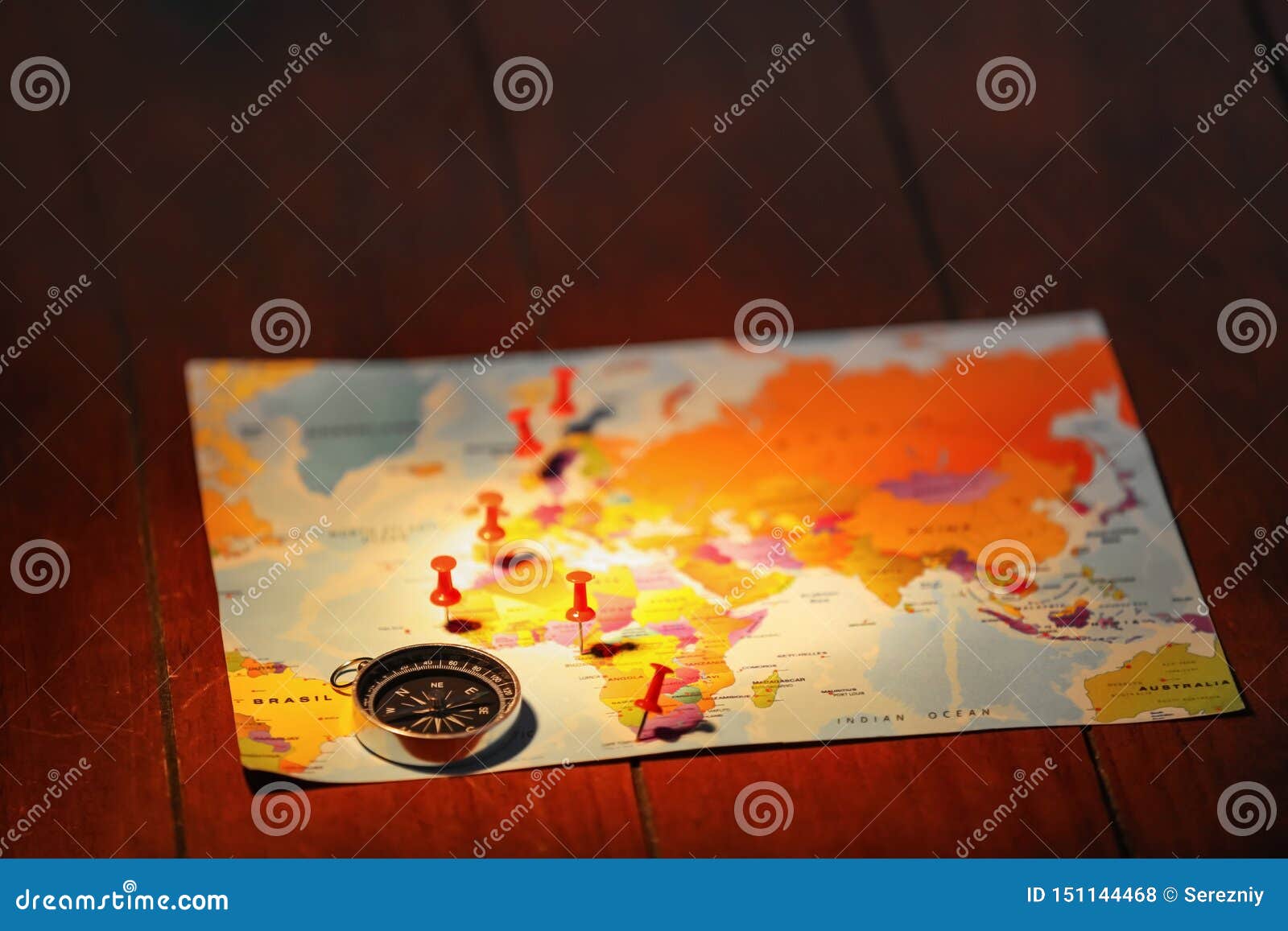 Mapa Do Mundo Com Compasso E Percevejos Na Tabela Foto de Stock ...