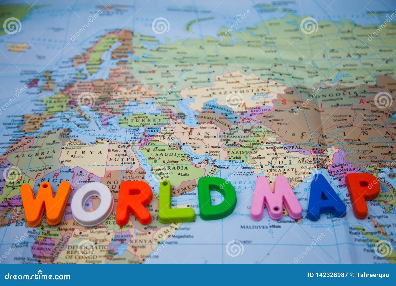 Mapa Do Mundo Escrito Com Blocos Do Brinquedo Em Um Mapa Do Mundo ...