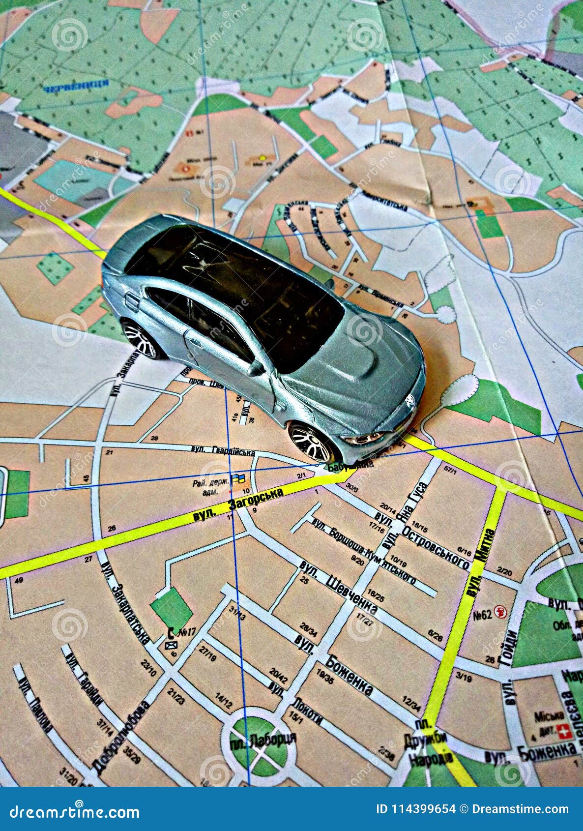 Mapa E Carros Da Cidade Nele Foto de Stock - Imagem de rota, carros ...