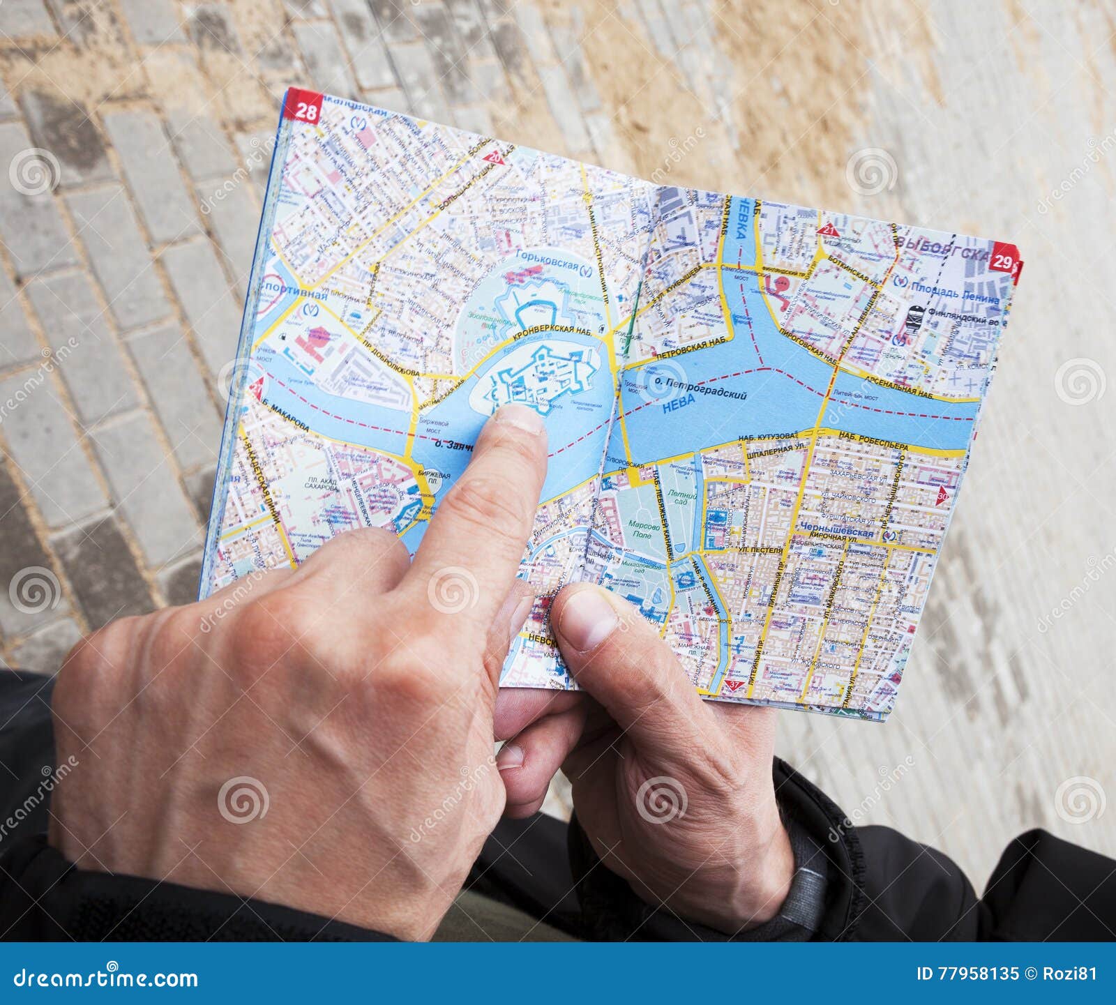 Mapa en manos imagen de archivo. Imagen de recorrido - 77958135