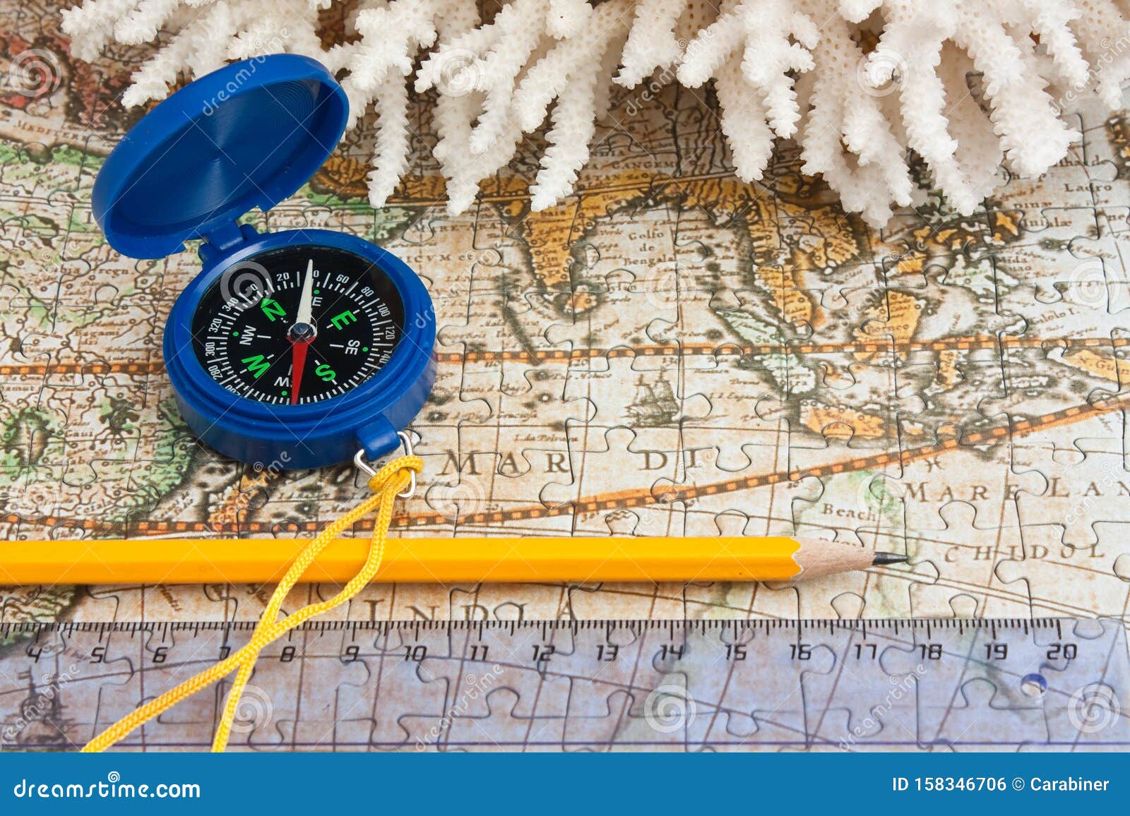 Mapa i kompas zdjęcie stock. Obraz złożonej z kartografia - 158346706