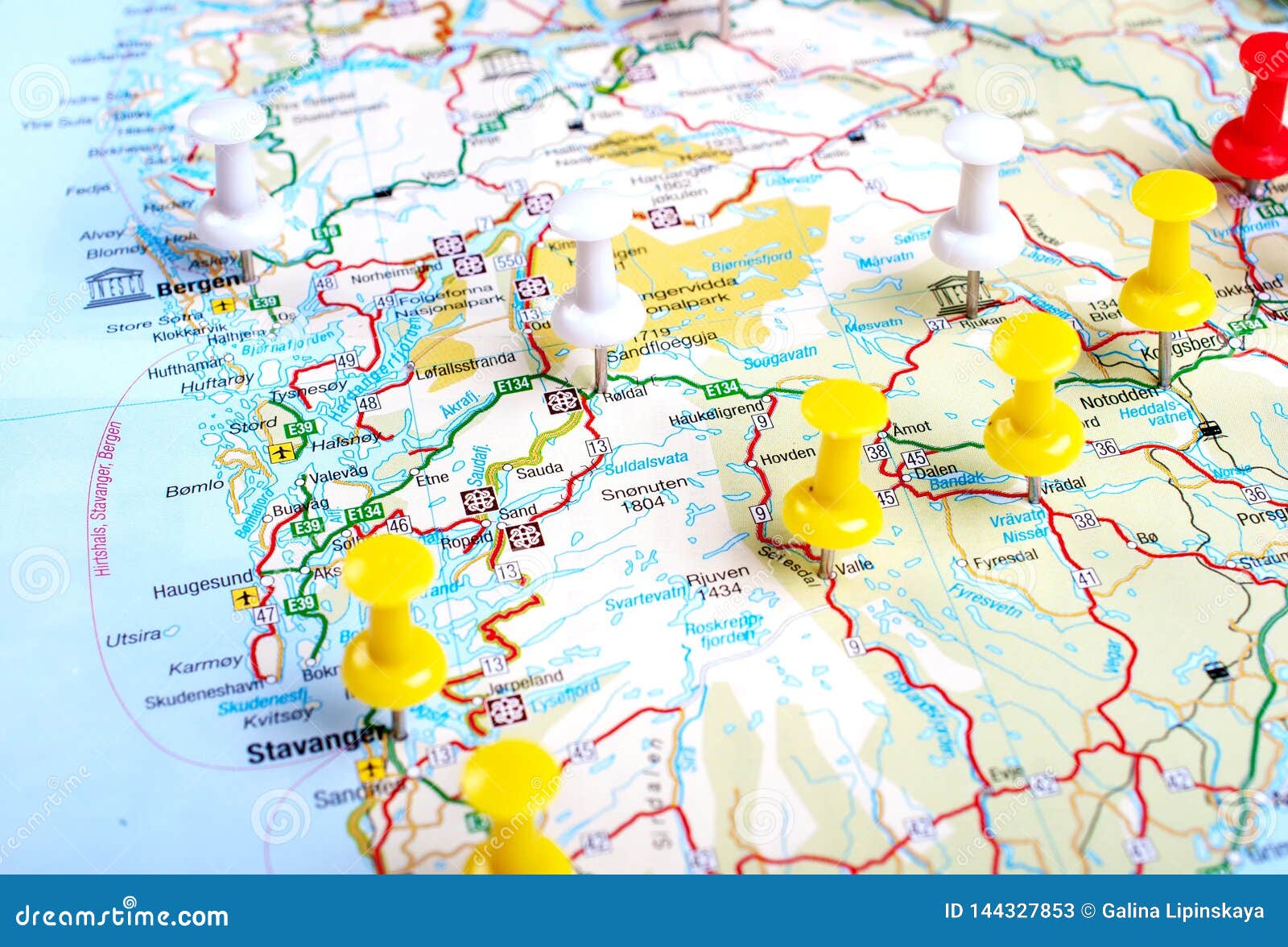 Mapa Marcado Con Las Chinchetas Multicoloras Primer Foto de archivo ...