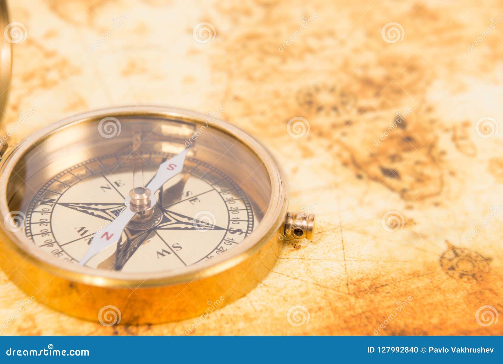 Mapa Velho Com Um Compasso Antigo Foto de Stock - Imagem de mancha ...