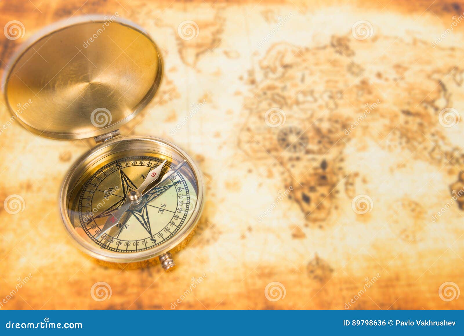 Mapa Velho Com Um Compasso Antigo Foto de Stock - Imagem de mapa, retro ...