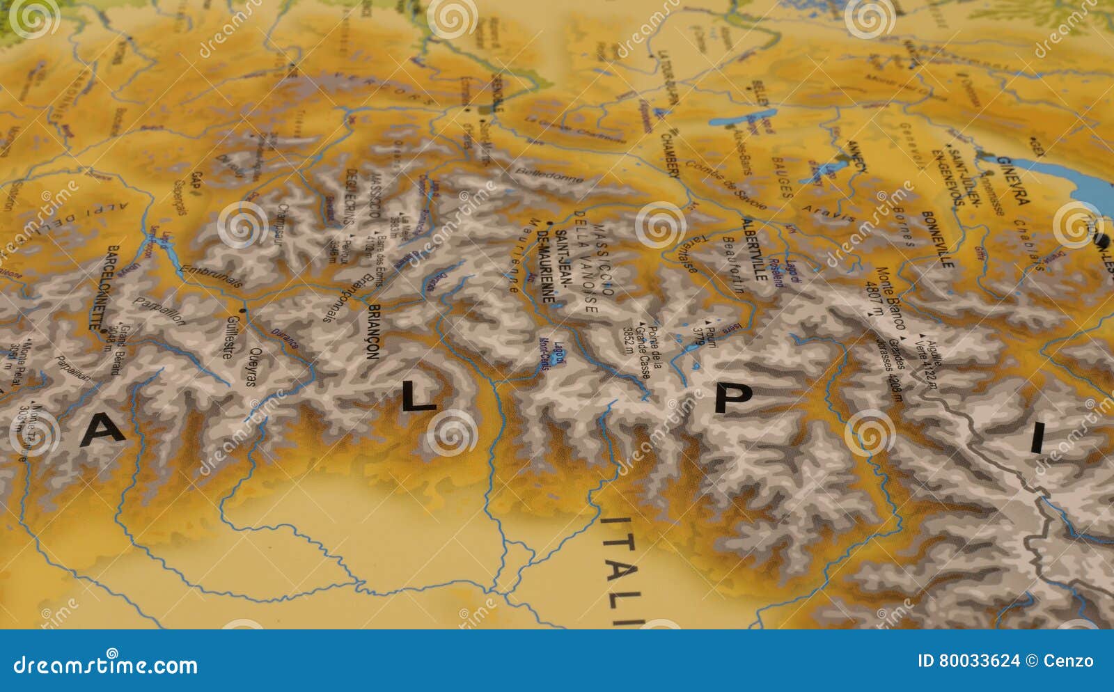 Mappa italiana con le alpi fotografia stock. Immagine di italia - 80033624