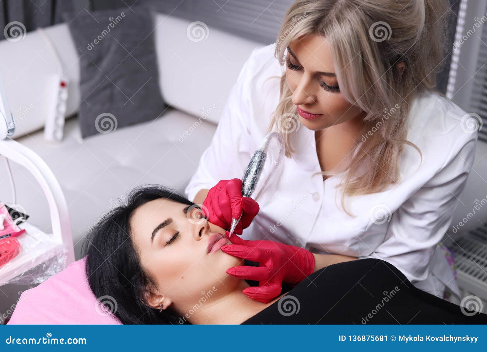 Maquillaje Permanente En Sus Labios Imagen de archivo - Imagen de ...