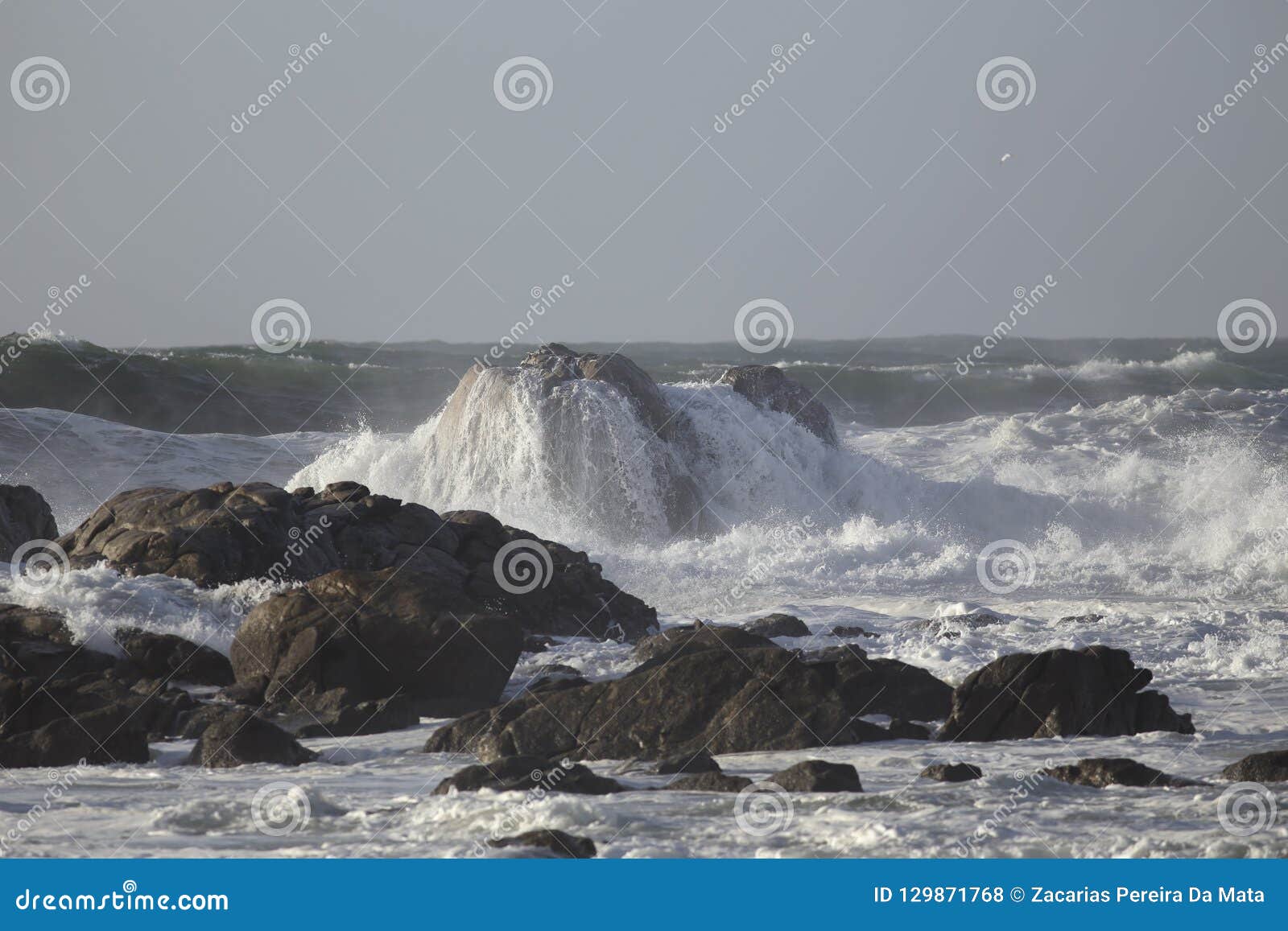 Mar Agitado De La Costa Portuguesa Foto de archivo - Imagen de fondo ...