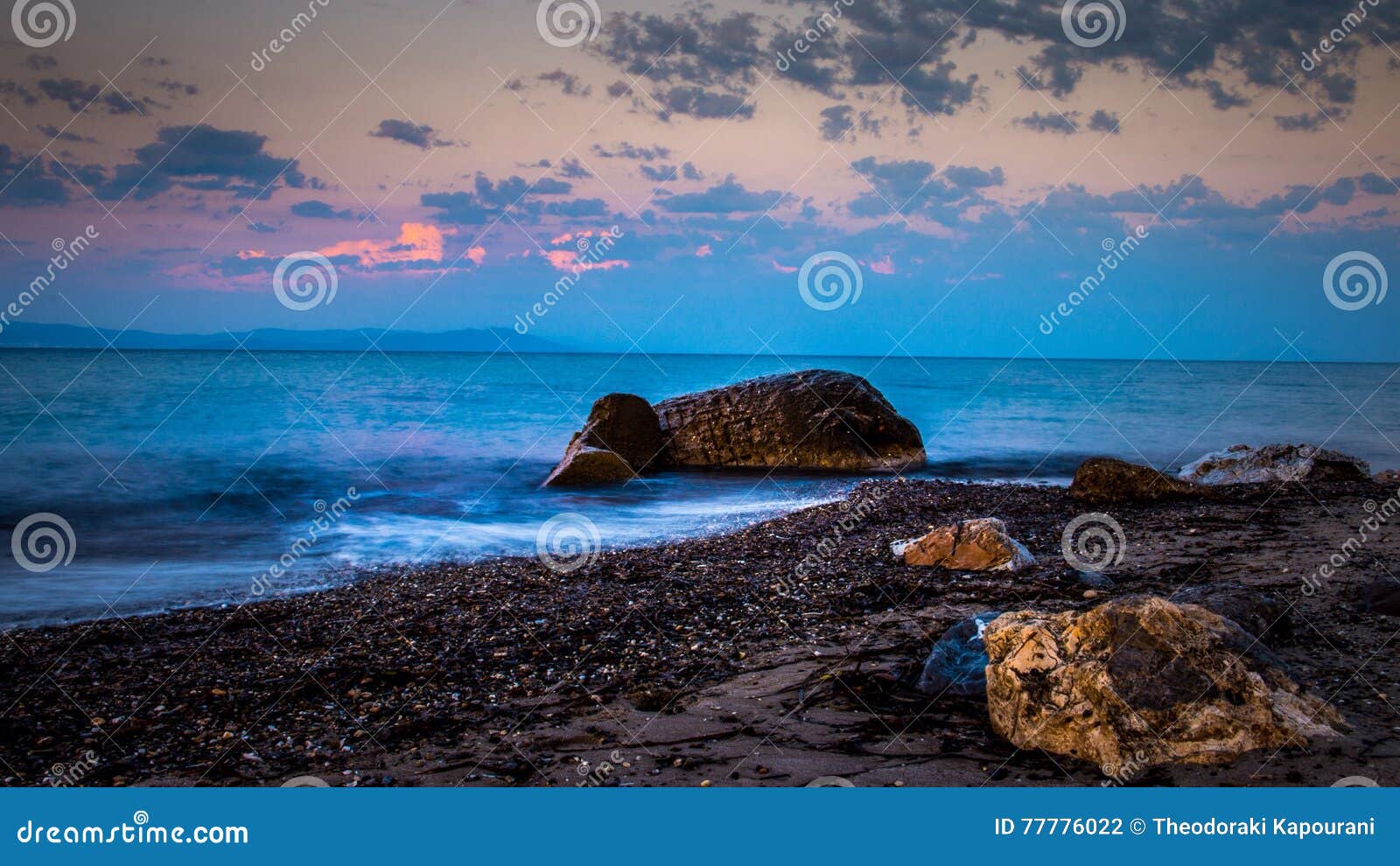 Mar azul foto de archivo. Imagen de ondas, rocas, azul - 77776022