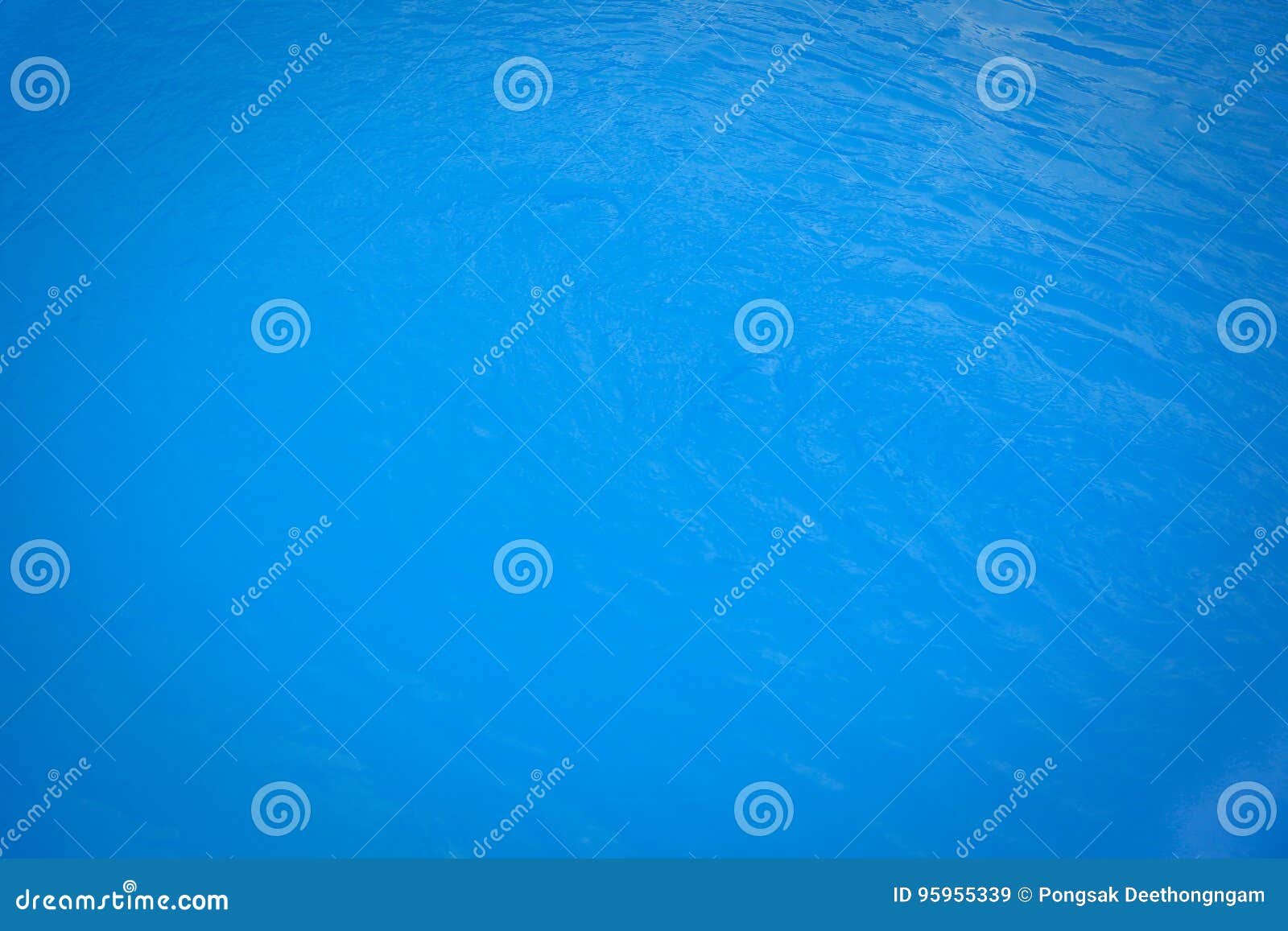 Mar azul claro imagen de archivo. Imagen de cubo, modelo - 95955339