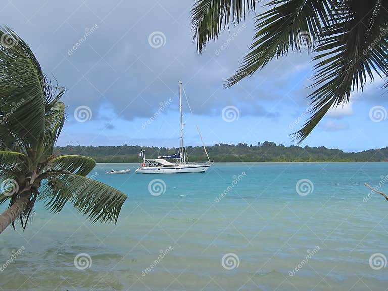 Mar azul con un yatch foto de archivo. Imagen de grande - 3166846