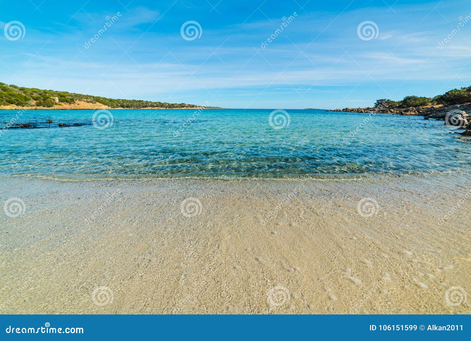 Mar Azul En La Ensenada De Andreani En La Isla De Caprera Imagen de ...