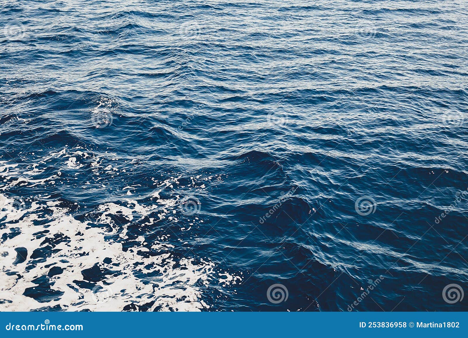 Mar azul escuro foto de stock. Imagem de lago, onda - 253836958