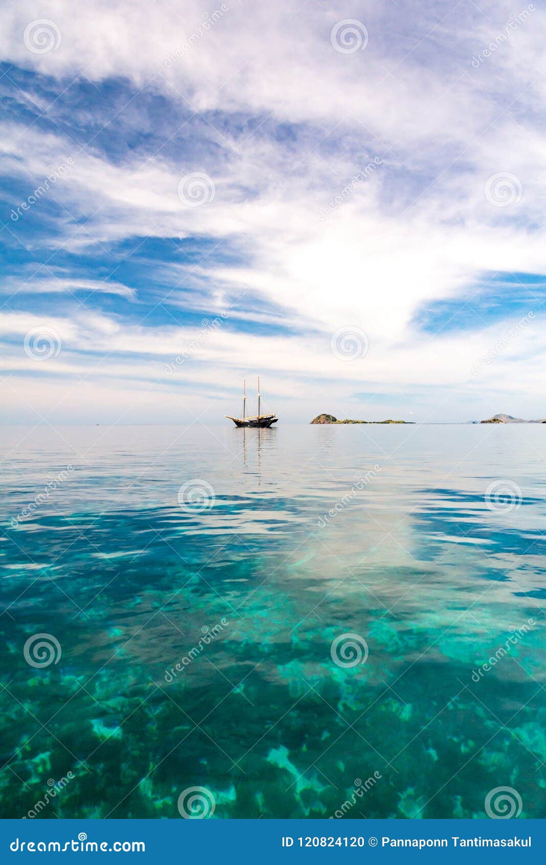 Mar Azul Profundo Transparente Com Um Barco De Turista Foto de Stock ...