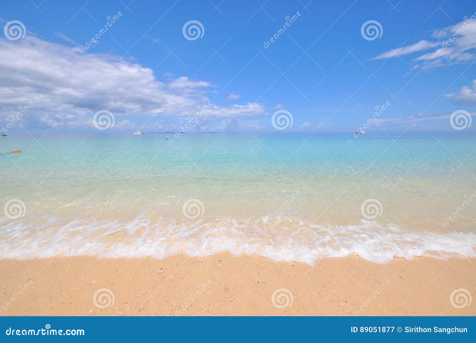 Mar Calmo Azul Com Areia Branca Imagem de Stock - Imagem de limpar ...