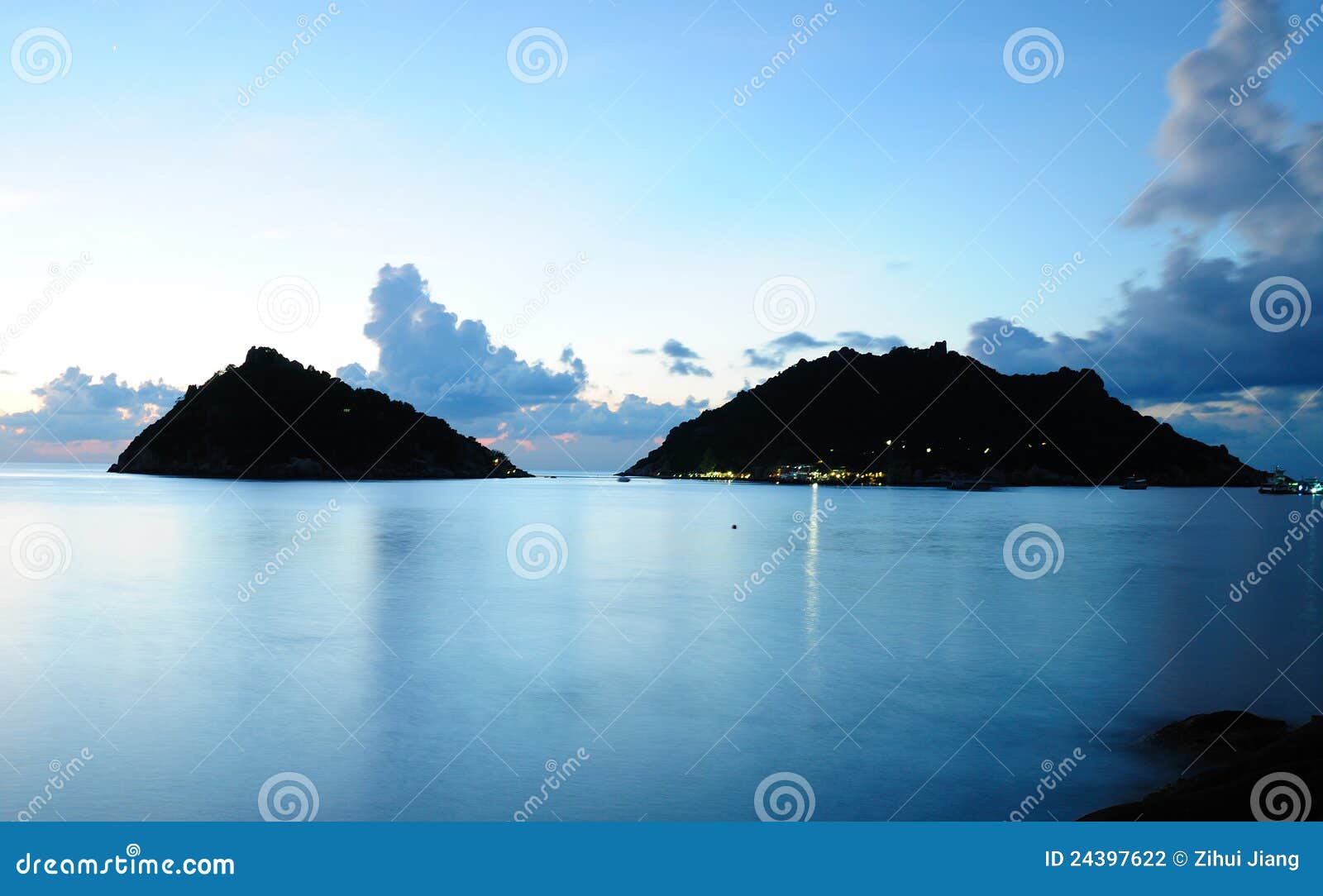 Mar Calmo E Console Na Noite Foto de Stock - Imagem de lago, espelho ...