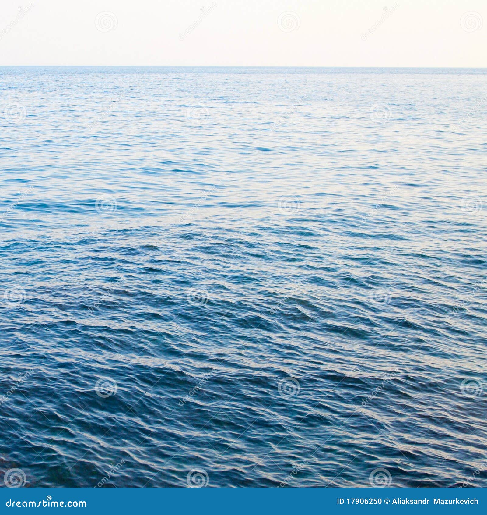 Mar calmo que estende foto de stock. Imagem de oceano - 17906250