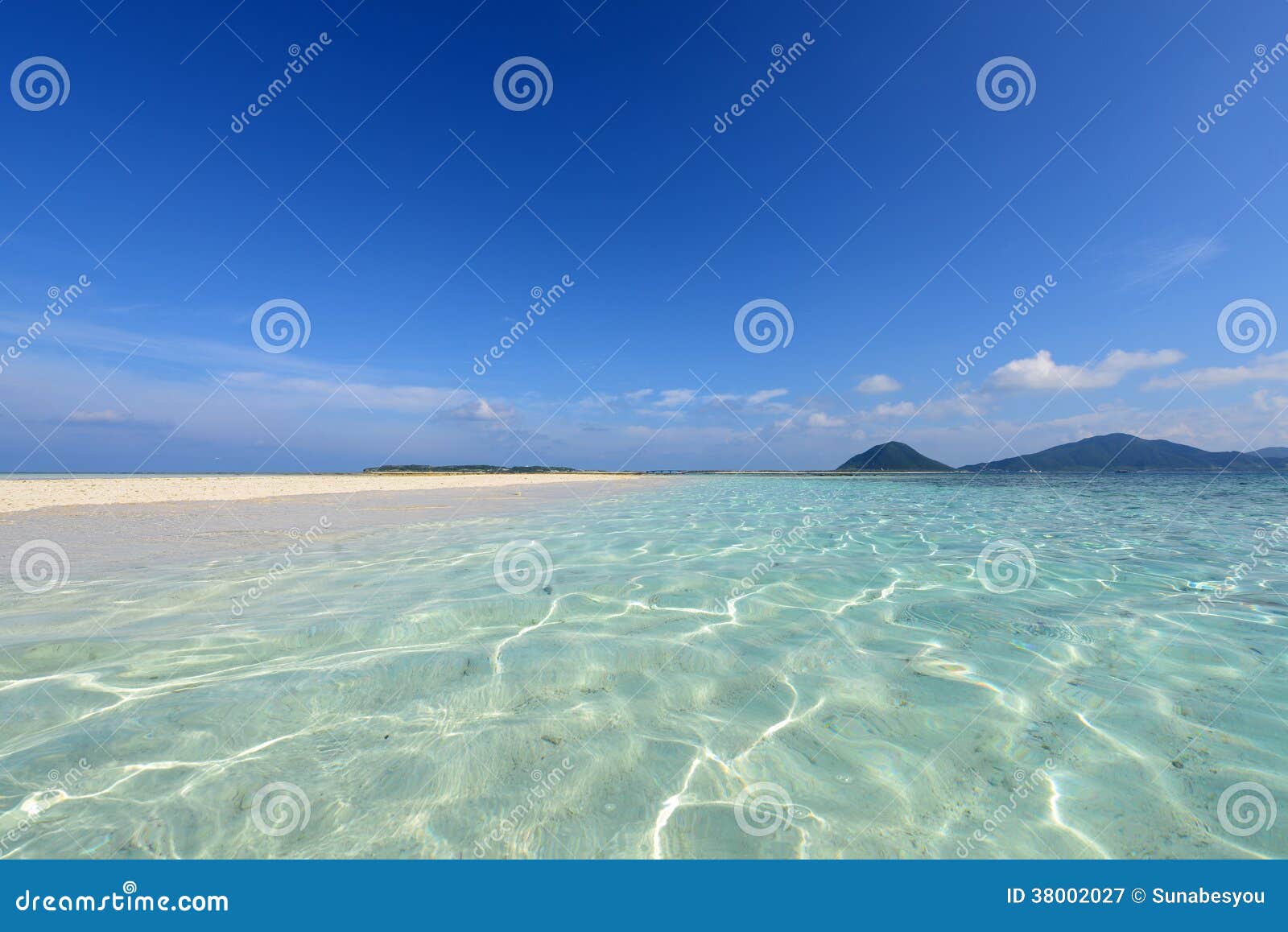 Mar Claro Azul Con El Cielo Imagen de archivo - Imagen de cielo, nubes ...