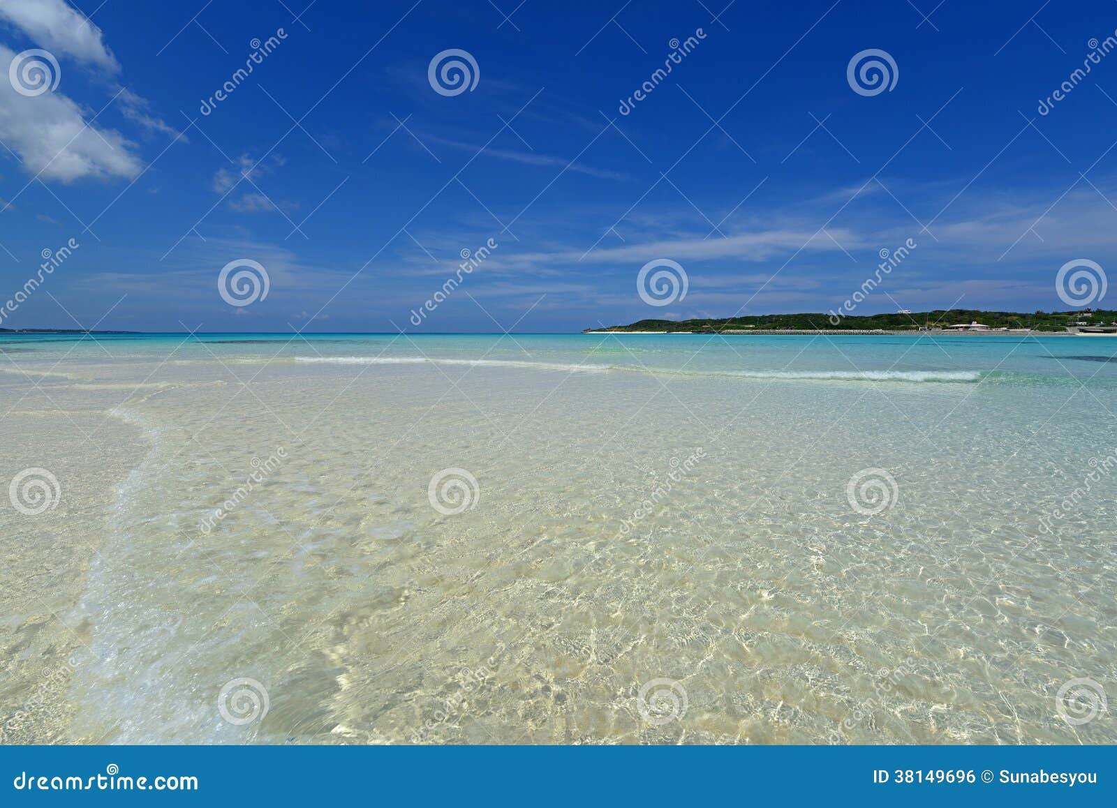 Mar Claro Azul Con Las Nubes Foto de archivo - Imagen de arena, arenoso ...