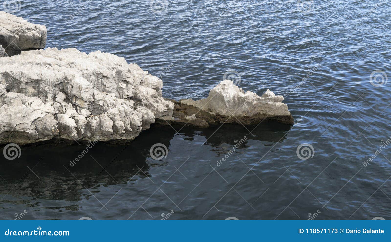 Mar Claro Y Cristalino Con Las Rocas Imagen de archivo - Imagen de ...