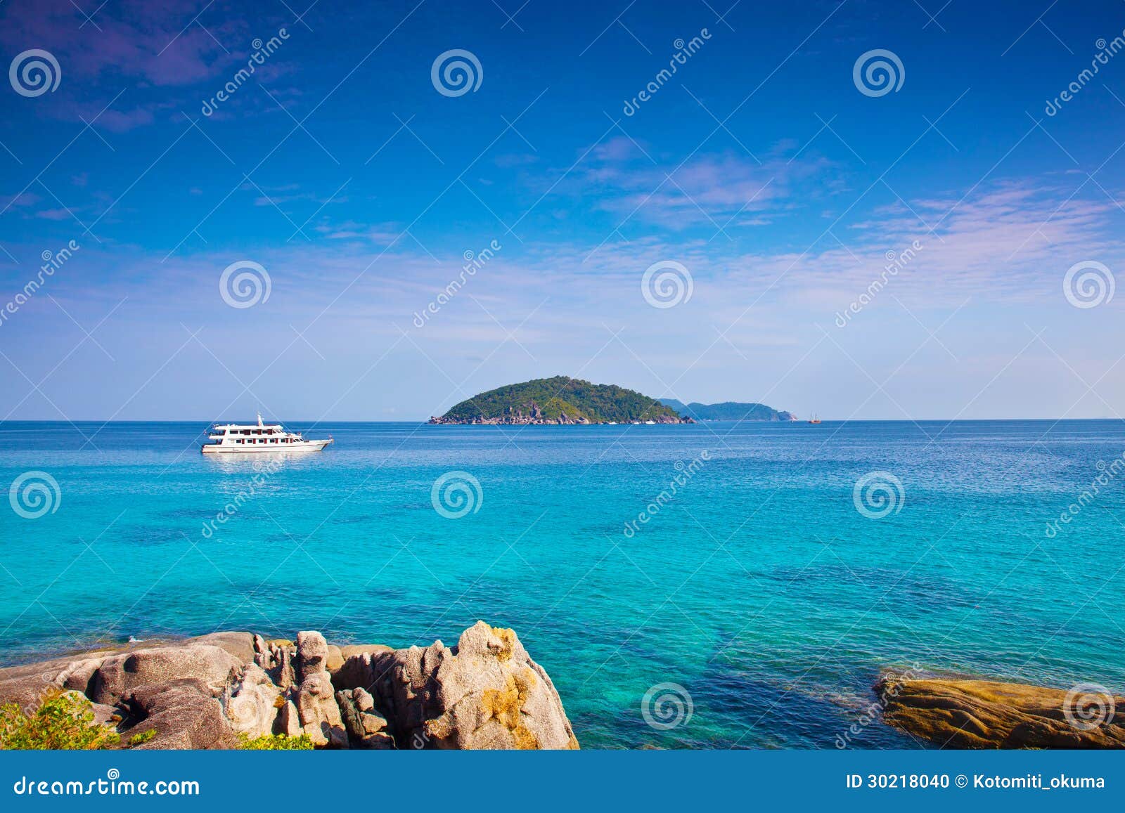 Mar con la isla y el barco foto de archivo. Imagen de asoleado - 30218040