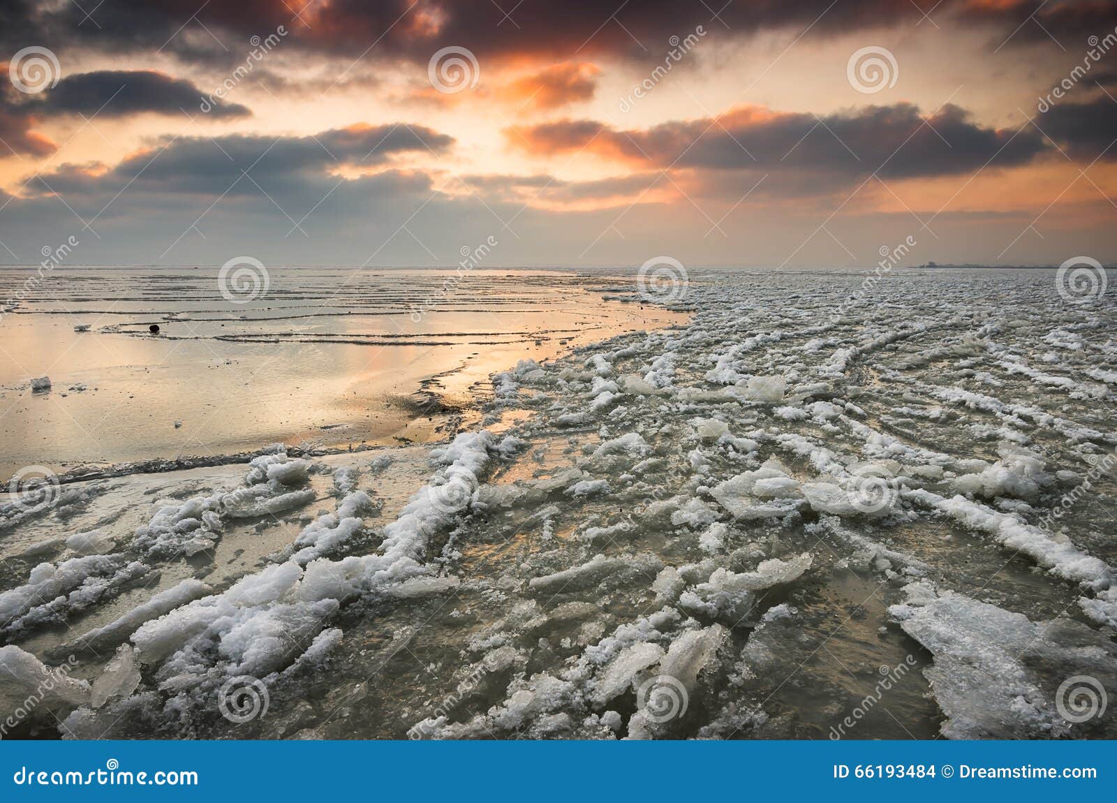 Mar congelado foto de archivo. Imagen de cielo, azul - 66193484