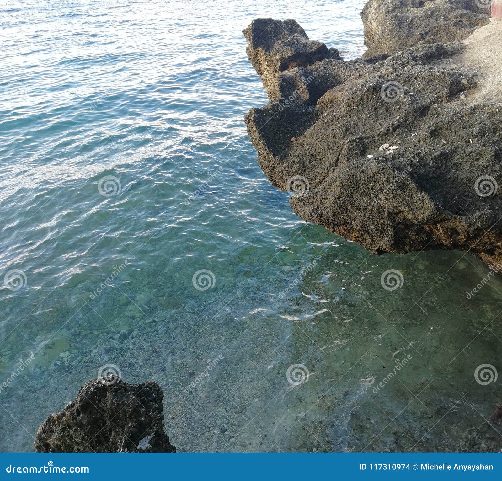 Mar De La Marea Baja Con Las Rocas Grandes Foto de archivo - Imagen de ...