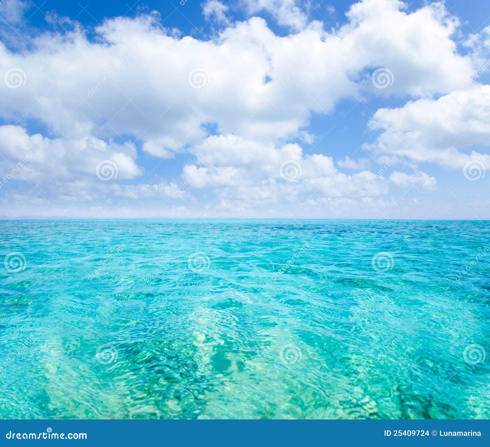 Mar De La Turquesa De Las Islas De Belearic Bajo El Cielo Azul Foto de ...