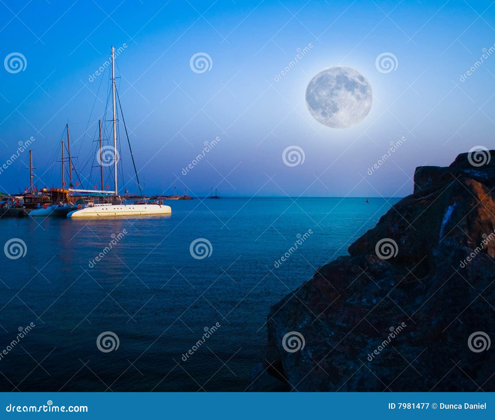 Mar E Lua Na Paisagem Da Noite Imagem de Stock - Imagem de fabuloso ...